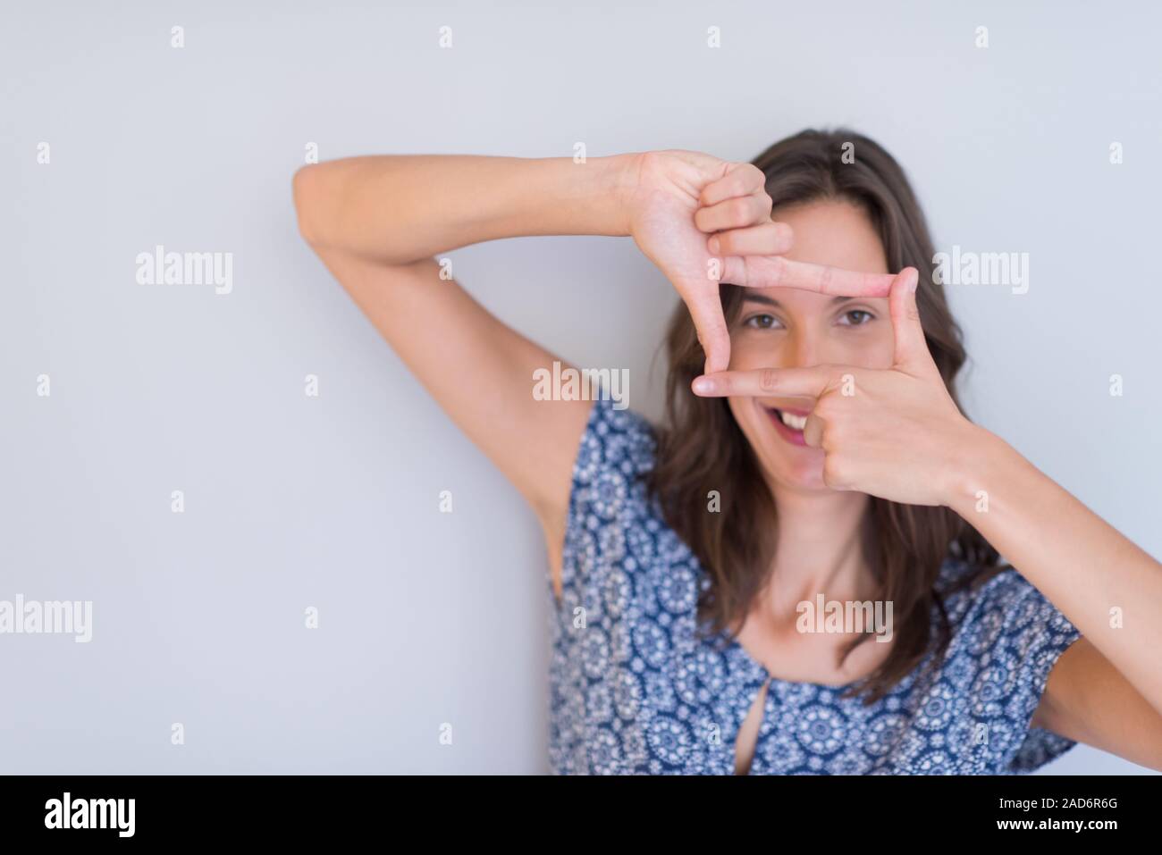 woman showing framing hand gesture Stock Photo - Alamy