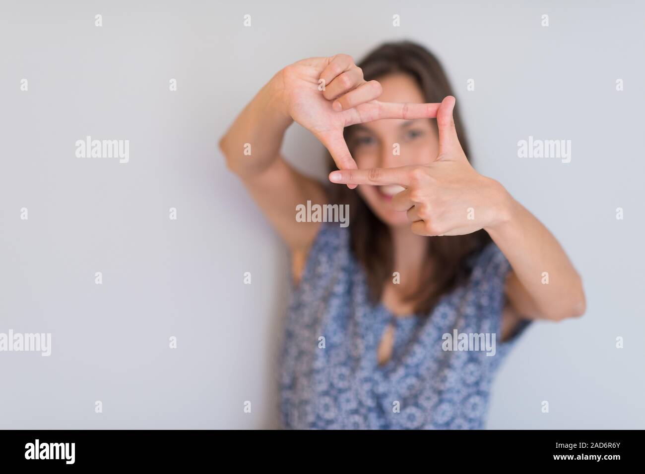 woman showing framing hand gesture Stock Photo - Alamy