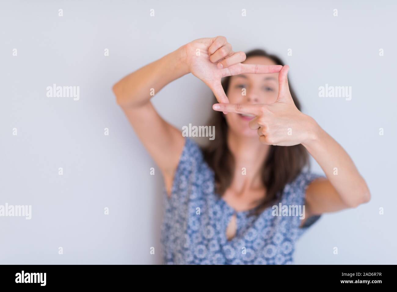 woman showing framing hand gesture Stock Photo - Alamy