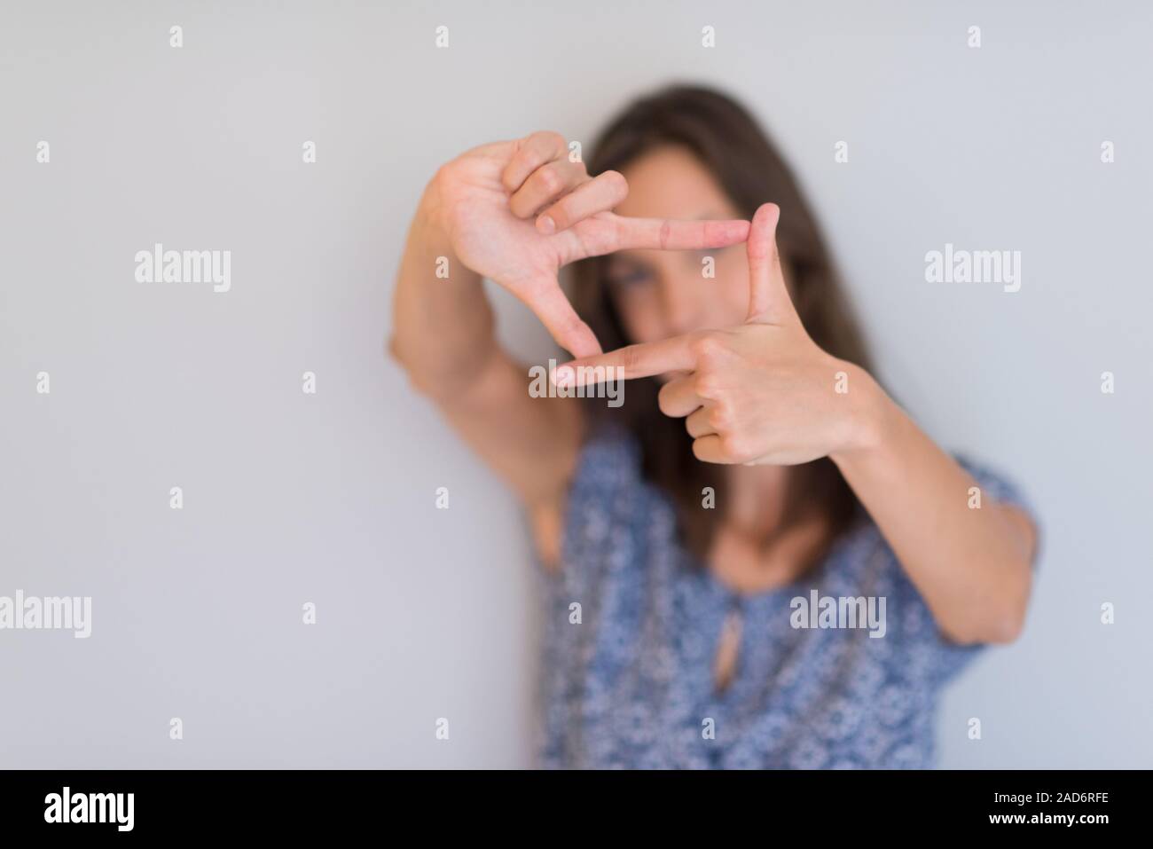 woman showing framing hand gesture Stock Photo - Alamy