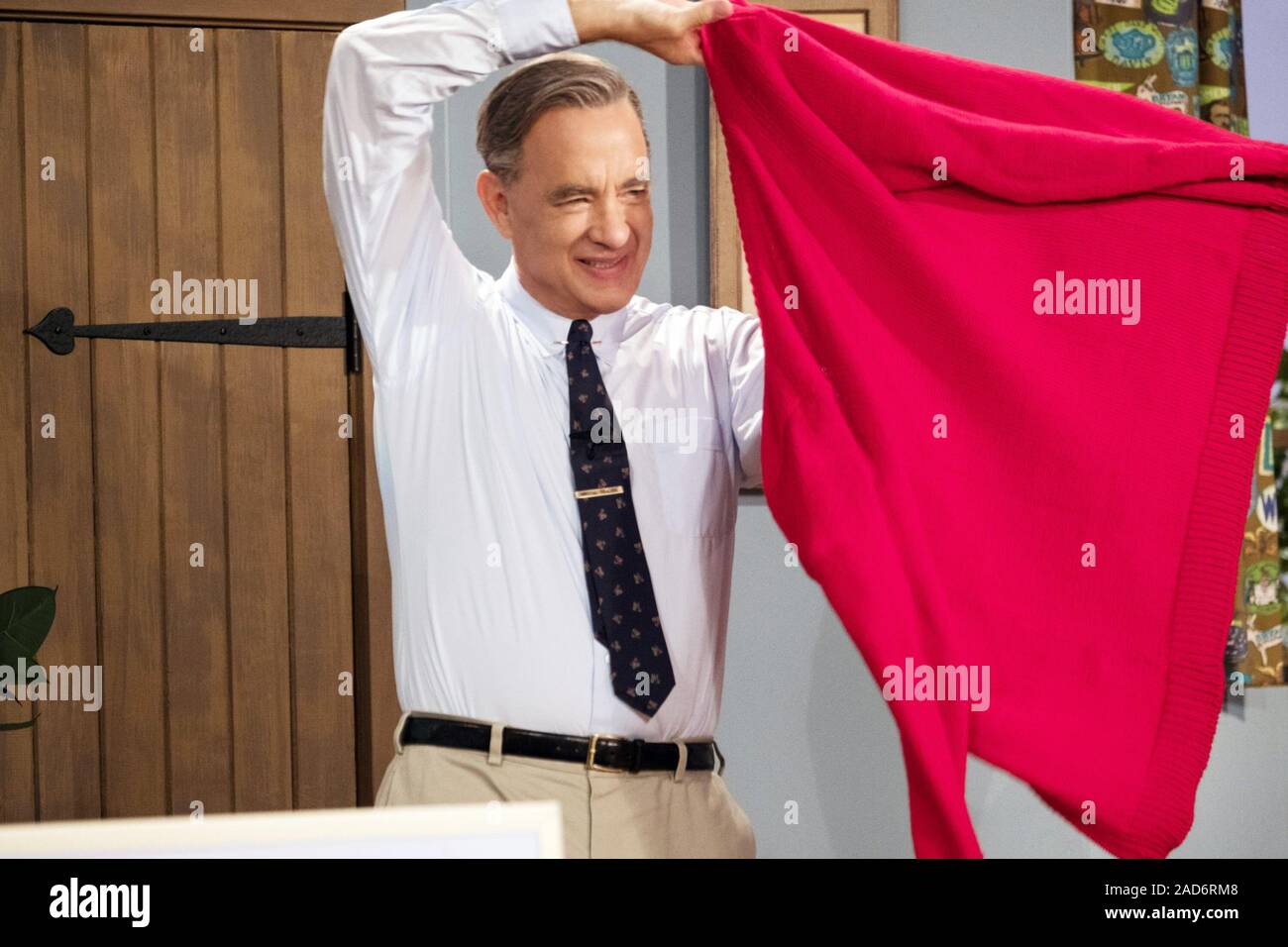 A BEAUTIFUL DAY IN THE NEIGHBORHOOD, Tom Hanks as Fred Rogers, 2019. ph ...