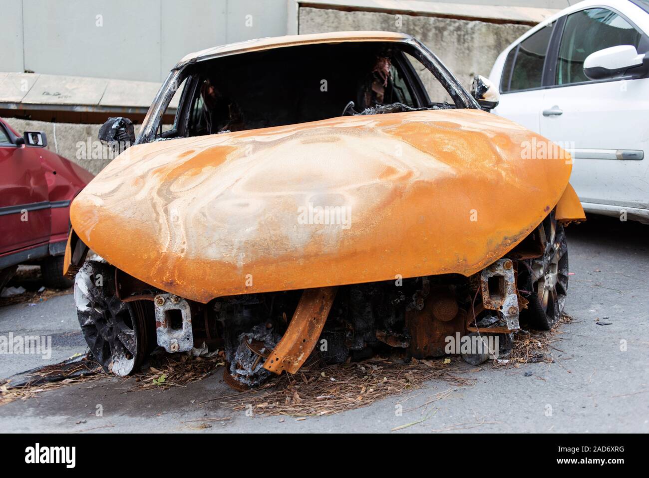 Wreck crash junk rusty abandoned cars in the street Stock Photo - Alamy