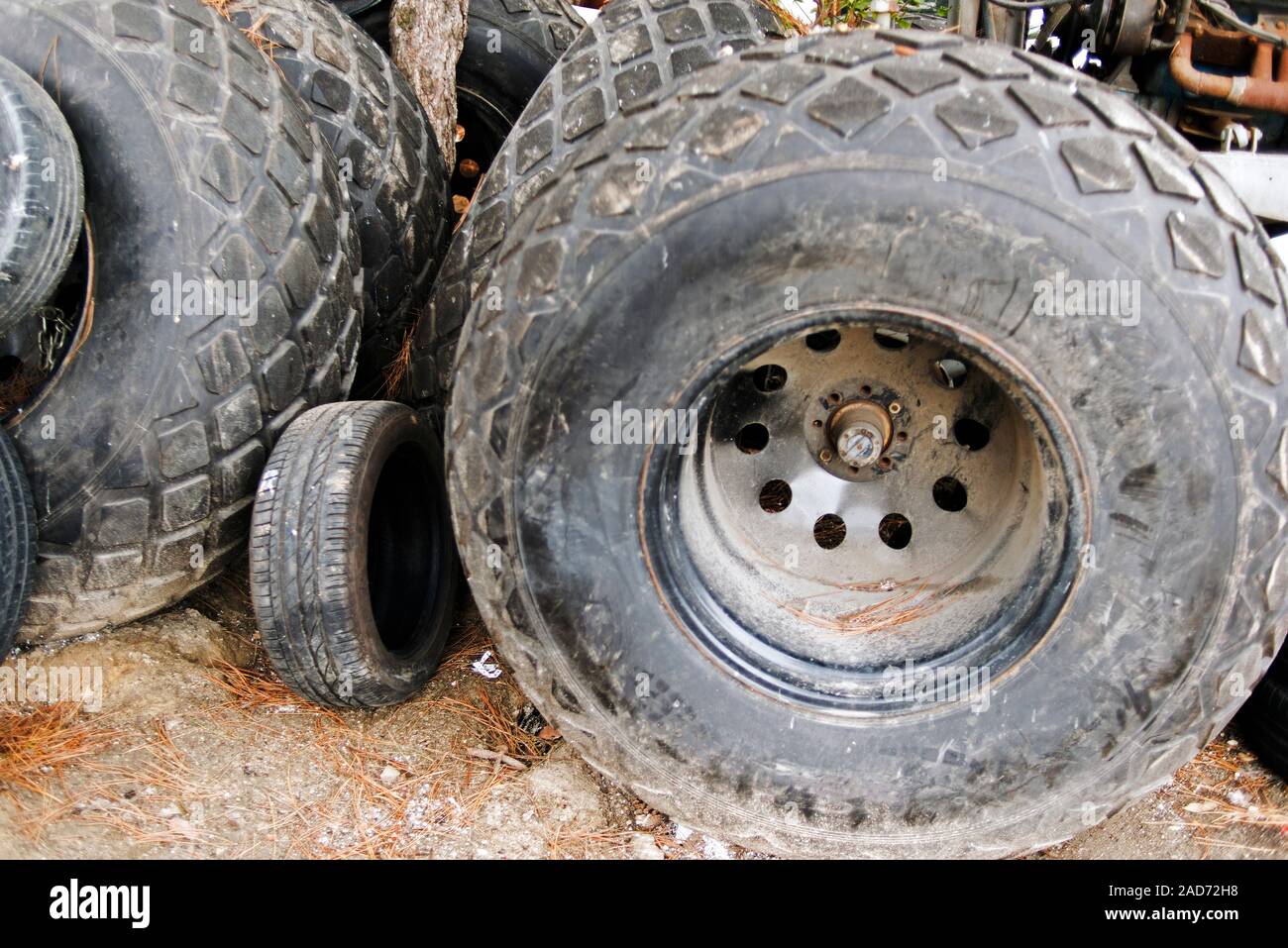 Wreck crash junk rusty abandoned cars in the street Stock Photo - Alamy