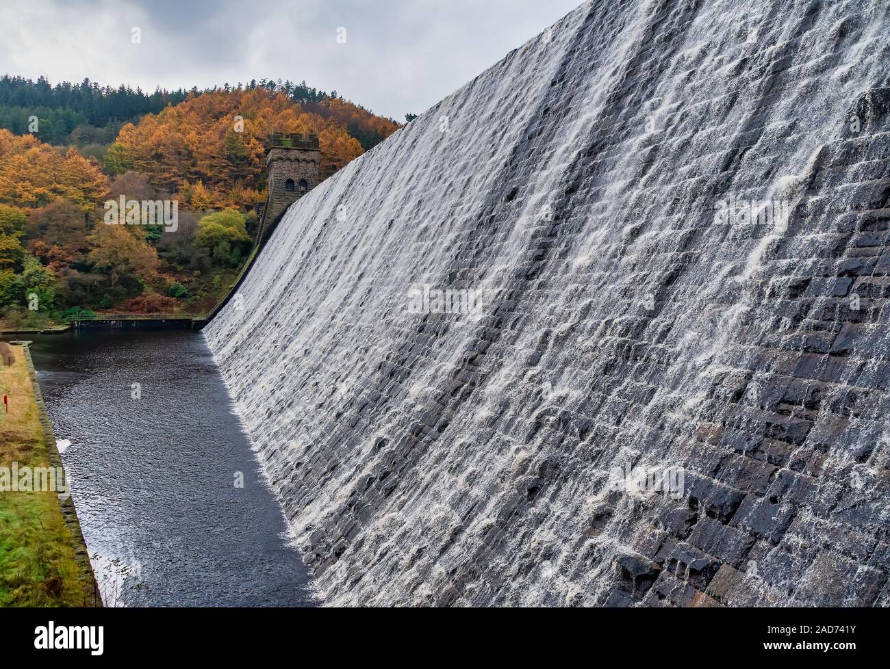 View of Derwent Dam and Reservoir in overflow, Peak District ...