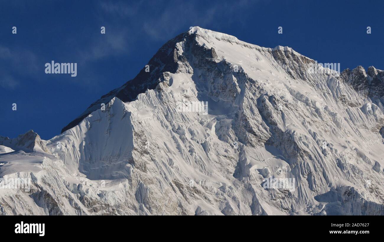 Peak of mount Cho Oyu, high mountain in the Himalayas. View from Gokyo ...