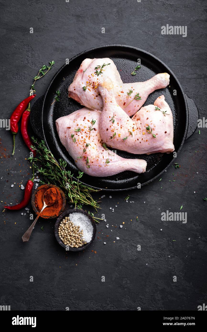 Chicken cut into quarters hi-res stock photography and images - Alamy