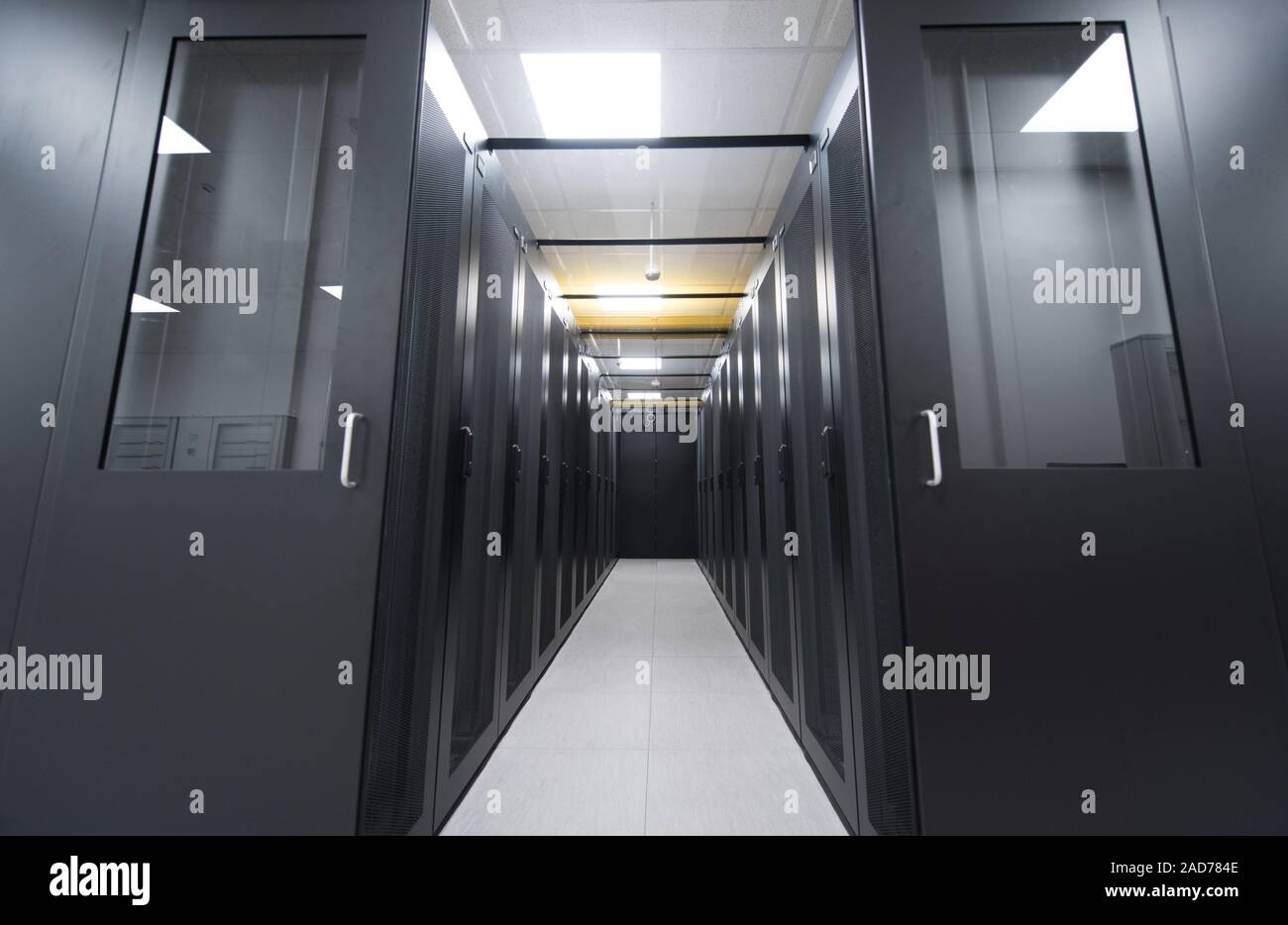 modern server room Stock Photo - Alamy