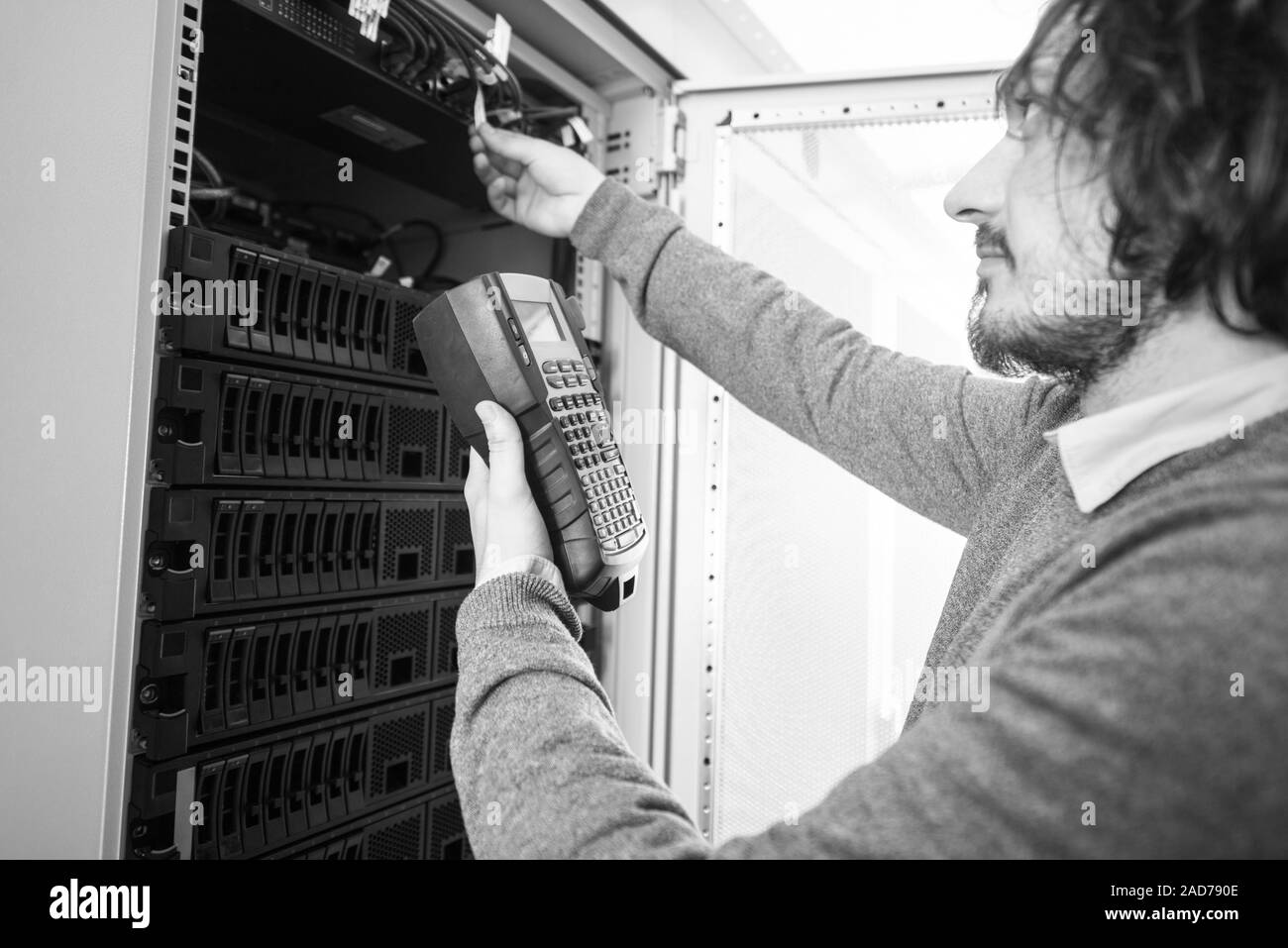 technician using digital cable analyzer Stock Photo - Alamy