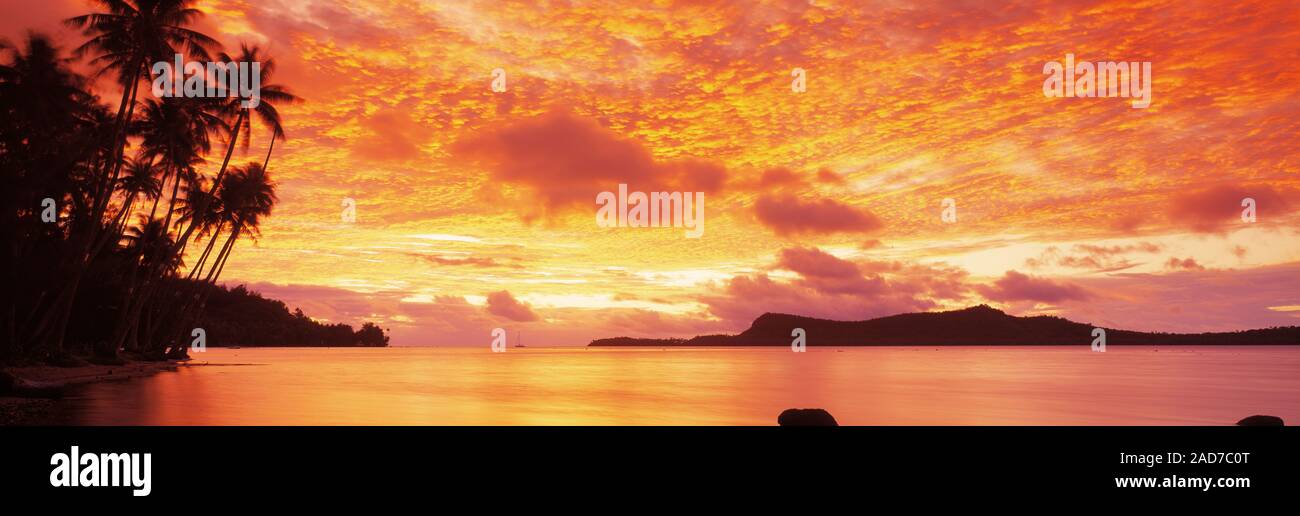 Cloudy sky over ocean sunset hi-res stock photography and images - Alamy