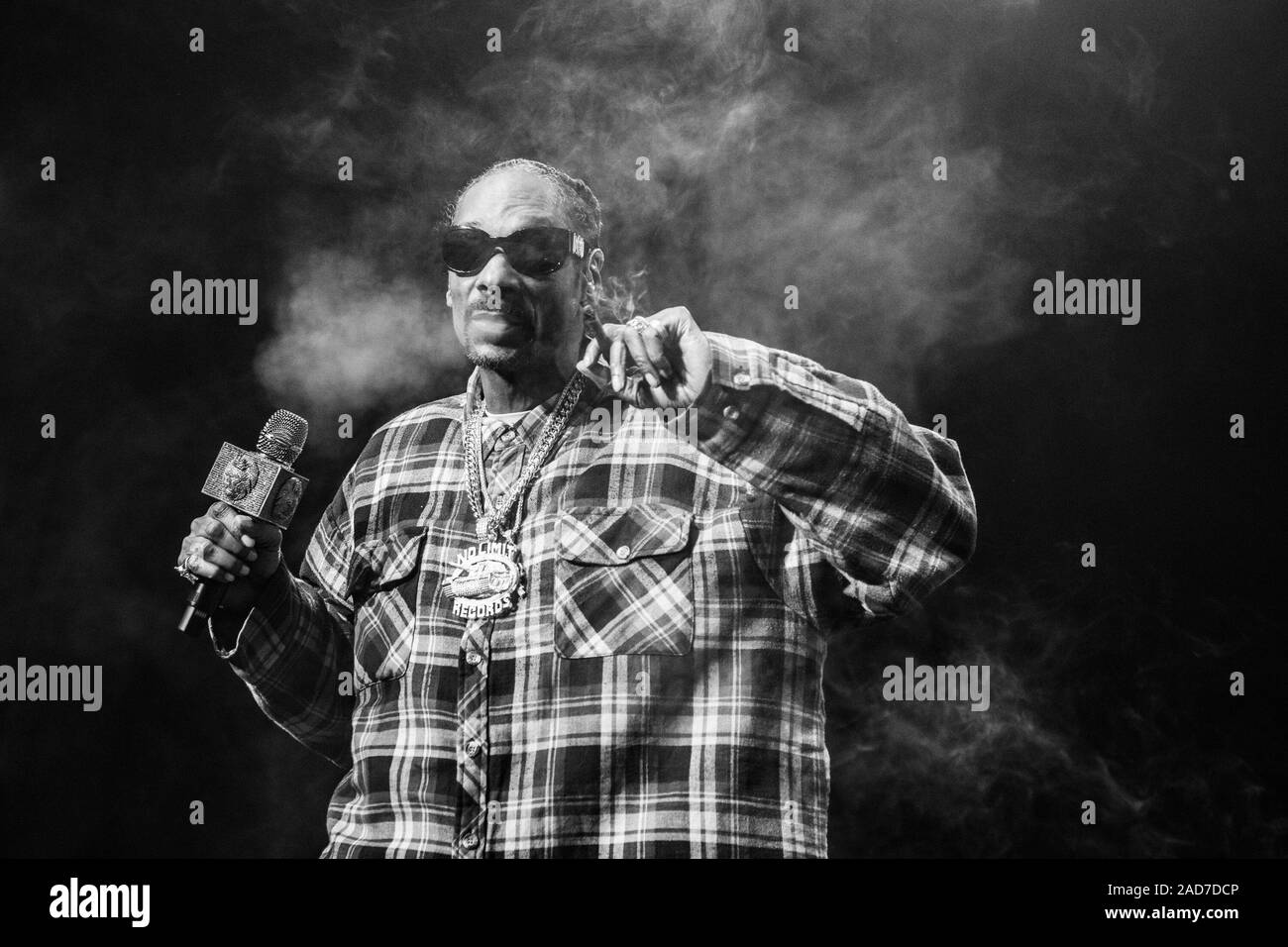 SAN FRANCISCO, CALIFORNIA - DECEMBER 03: SNOOP DOGG performs live ...
