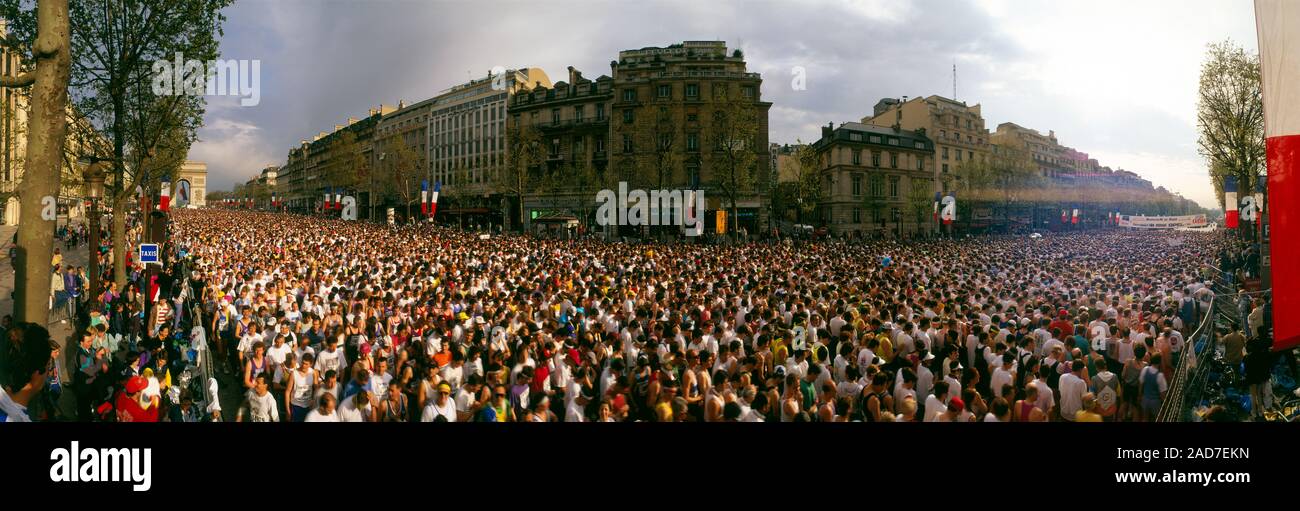 Massive crowd hi-res stock photography and images - Alamy