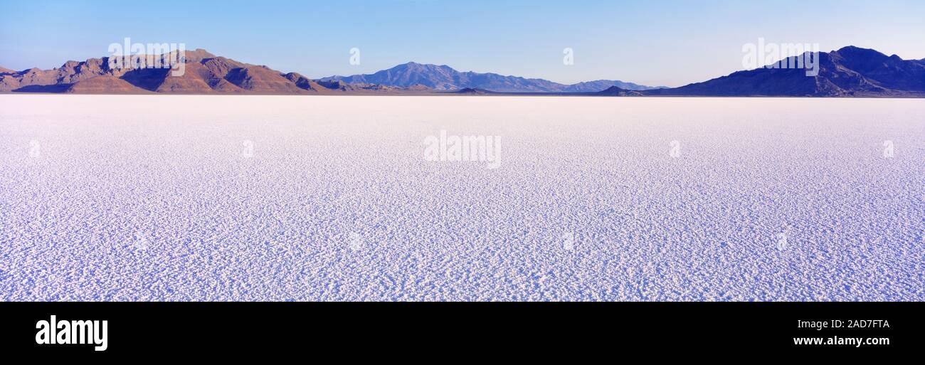 Scenic landscape of barren desert, Bonneville Salt Flats, Great Salt ...