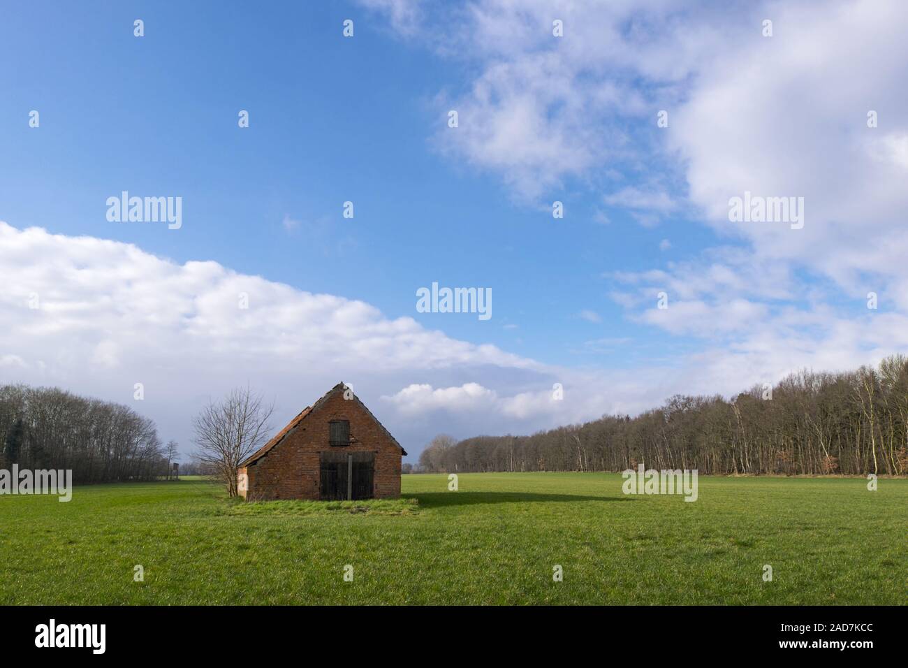 Field barn hi-res stock photography and images - Alamy