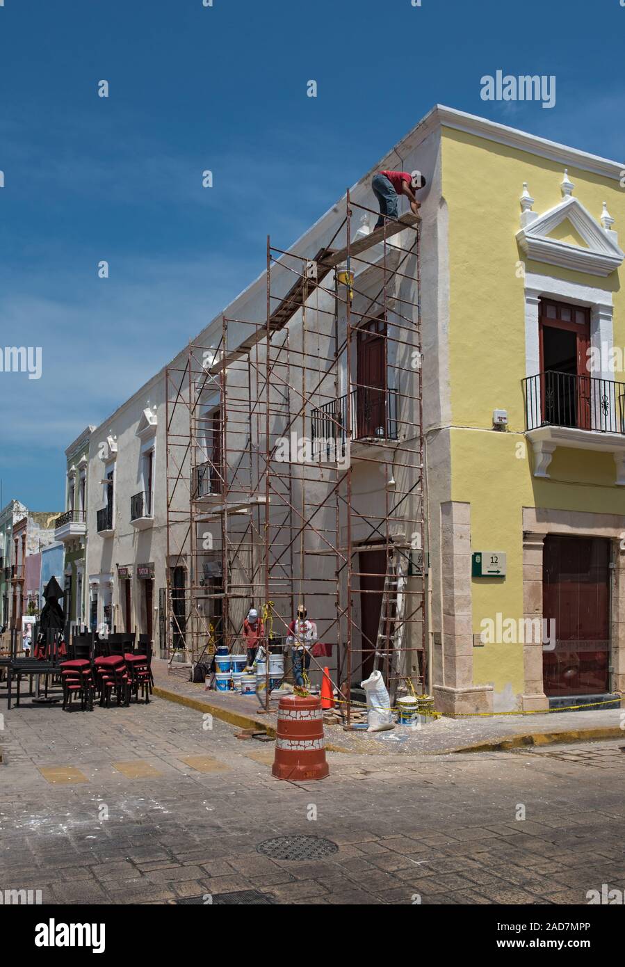 Construction workers building mexico hi-res stock photography and ...
