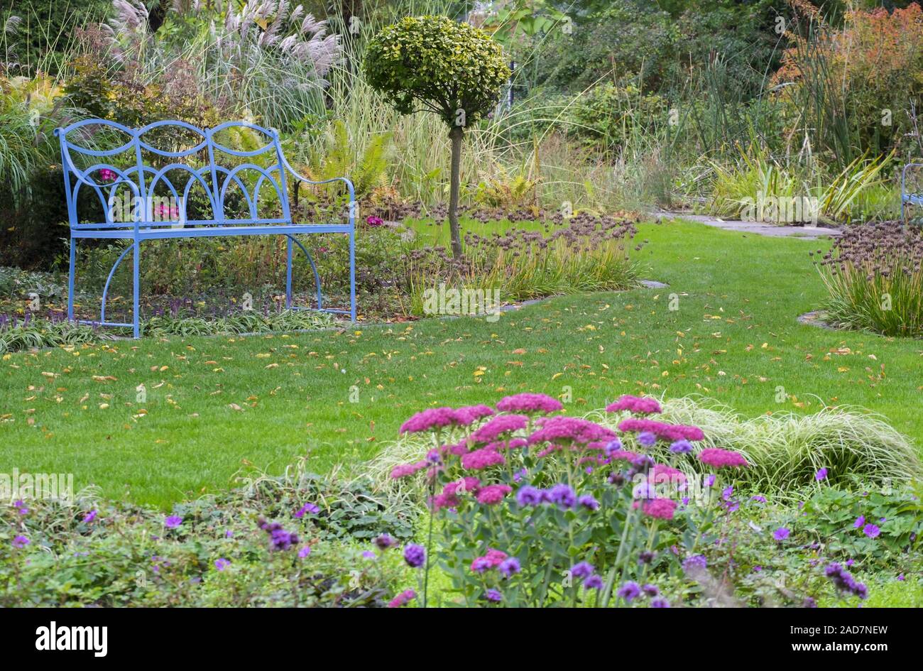 Blue bench hi-res stock photography and images - Alamy