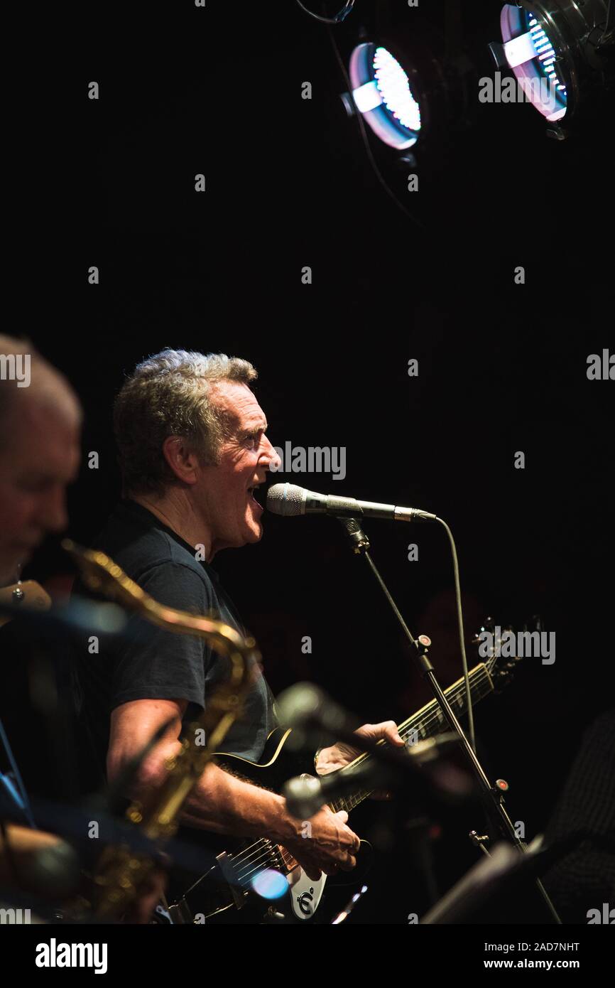 Hamish Stuart with the Three Sixty Band Stock Photo - Alamy