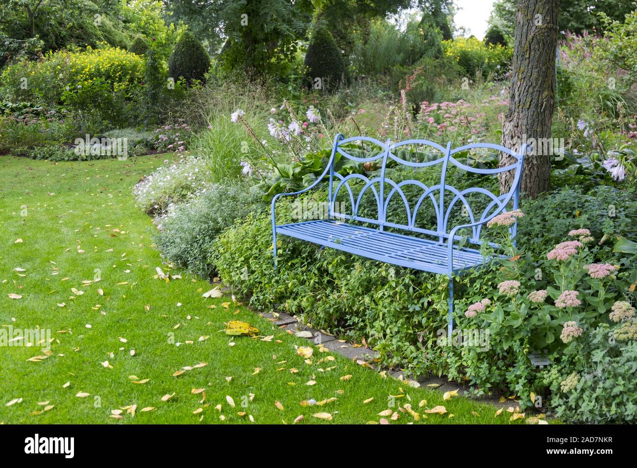 Blue bench hi-res stock photography and images - Alamy