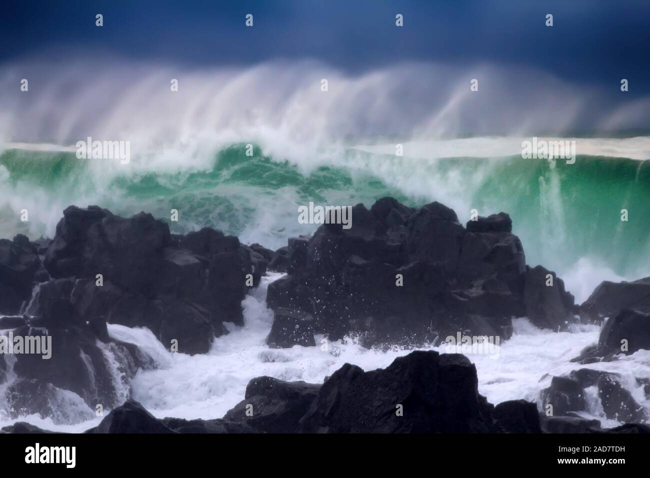 Wall of water like tsunami - turbulent waves of Pacific ocean Stock ...