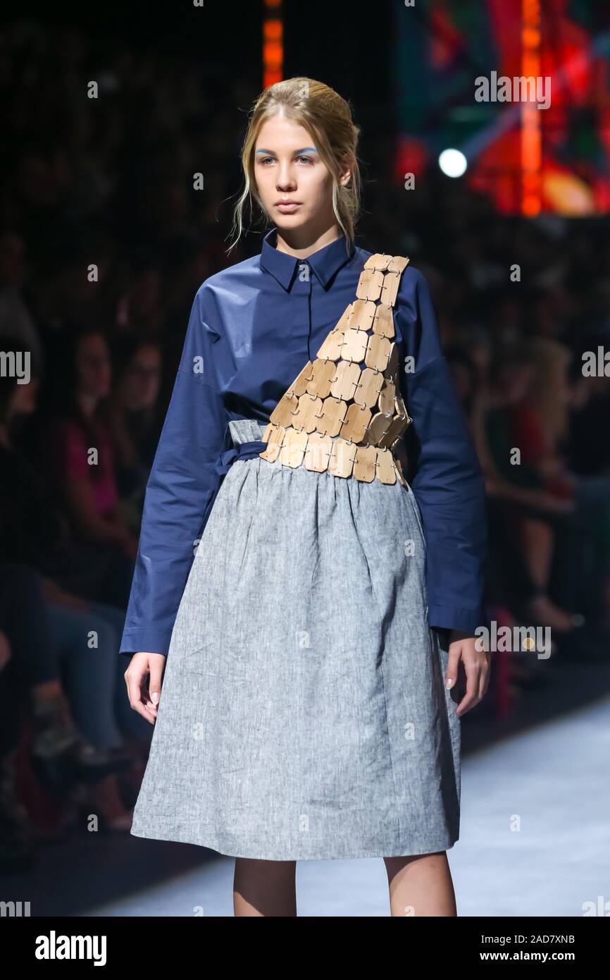 Artsy model hi-res stock photography and images - Alamy