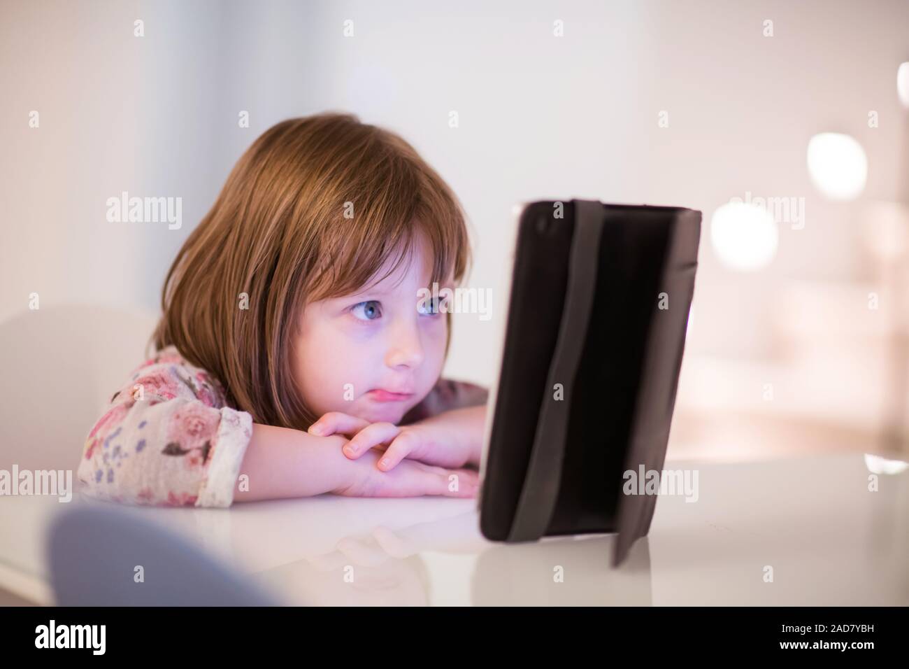 child playing with digital tablet Stock Photo - Alamy