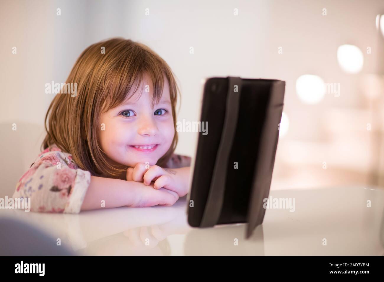 child playing with digital tablet Stock Photo - Alamy