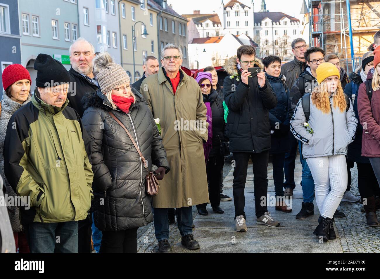 Verlegung des "Stolpersteins" durch den Kölner Künstler Gunter Demnig ...