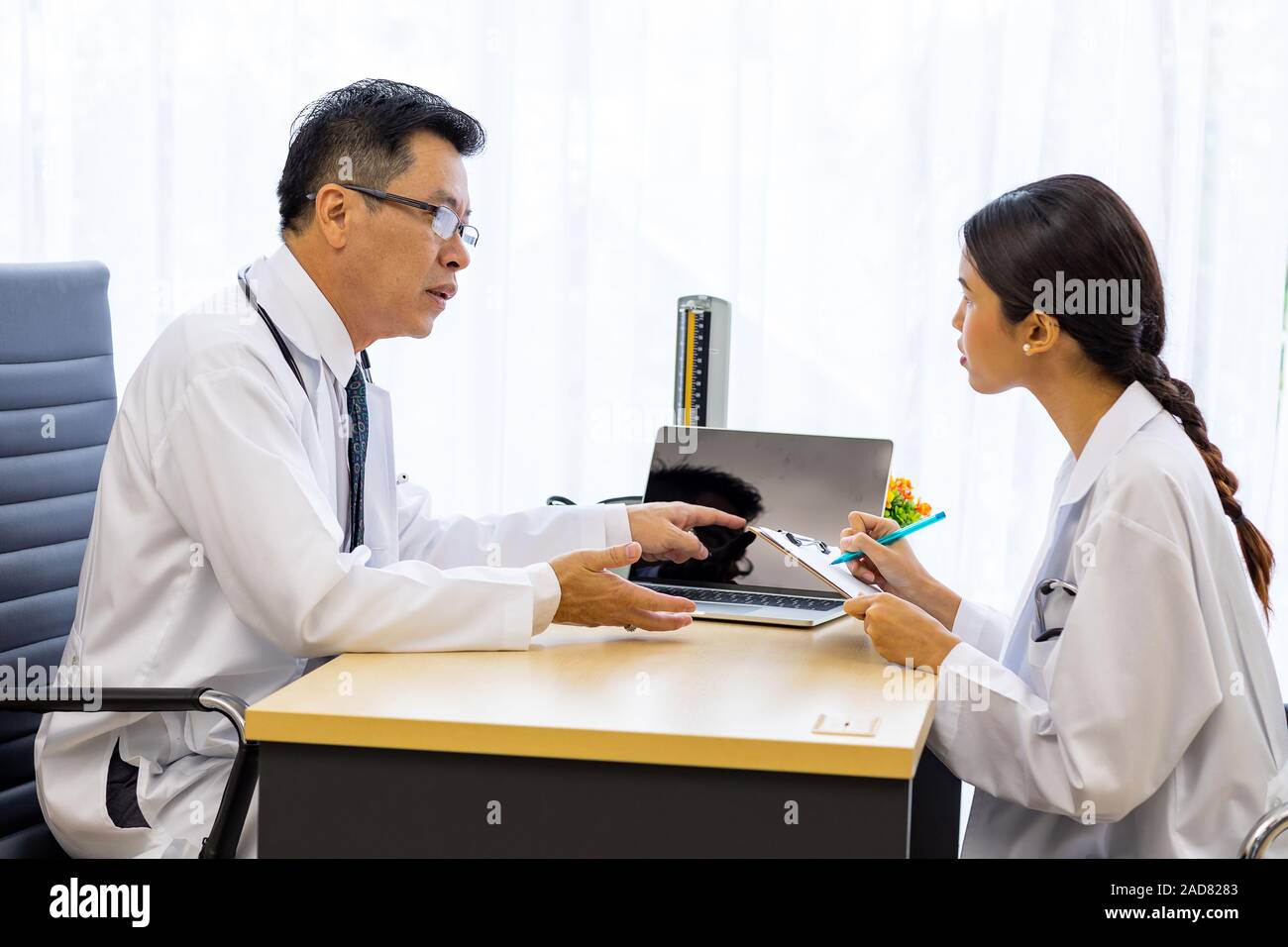 Nurse patient discussion desk hi-res stock photography and images - Alamy