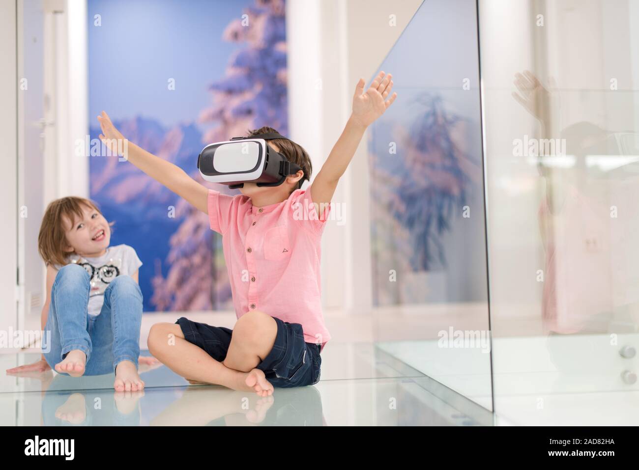 Children using vr headsets hi-res stock photography and images - Alamy