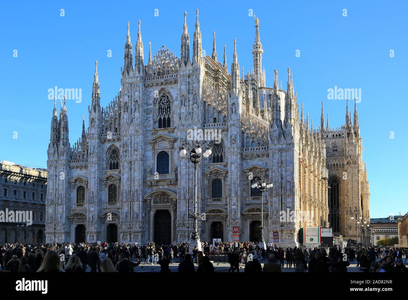 Milan, crowds of visitors in front of the facade of Milan Cathedral ...