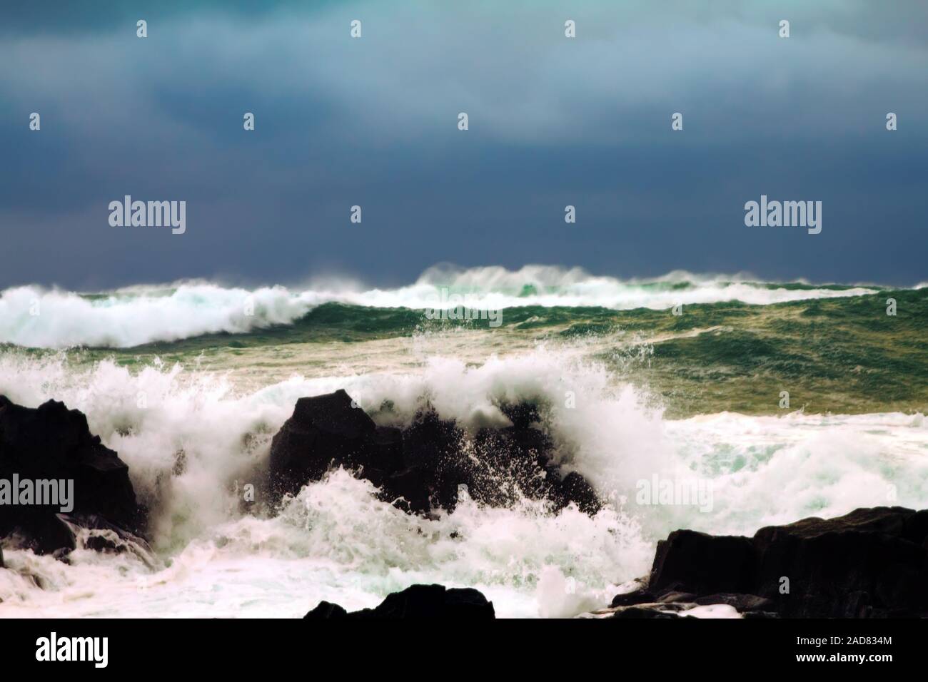 Wall of water like tsunami - turbulent waves of Pacific ocean Stock ...