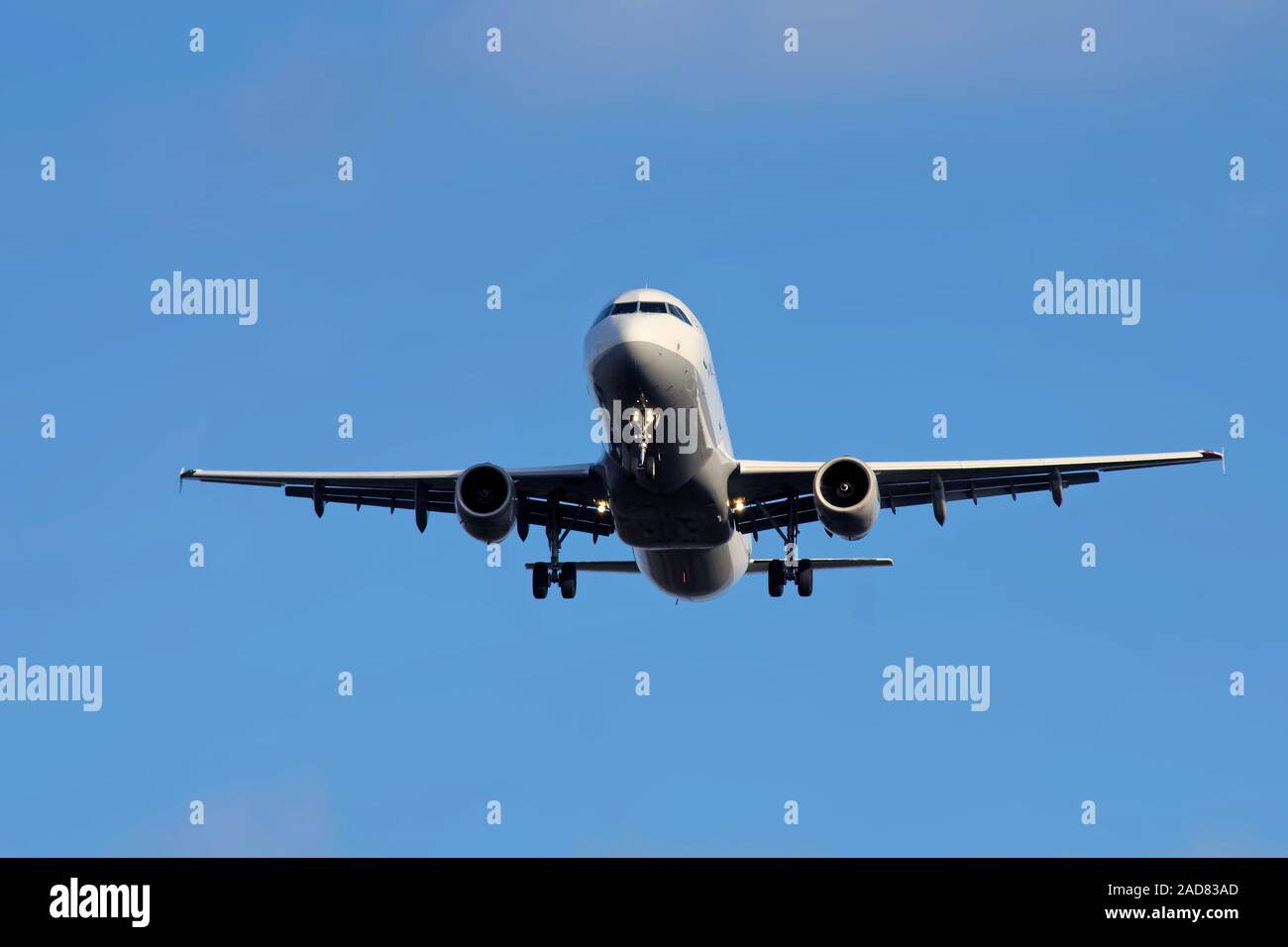 Incoming plane hi-res stock photography and images - Alamy