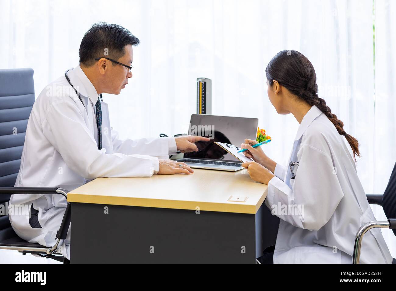 Nurse patient discussion desk hi-res stock photography and images - Alamy