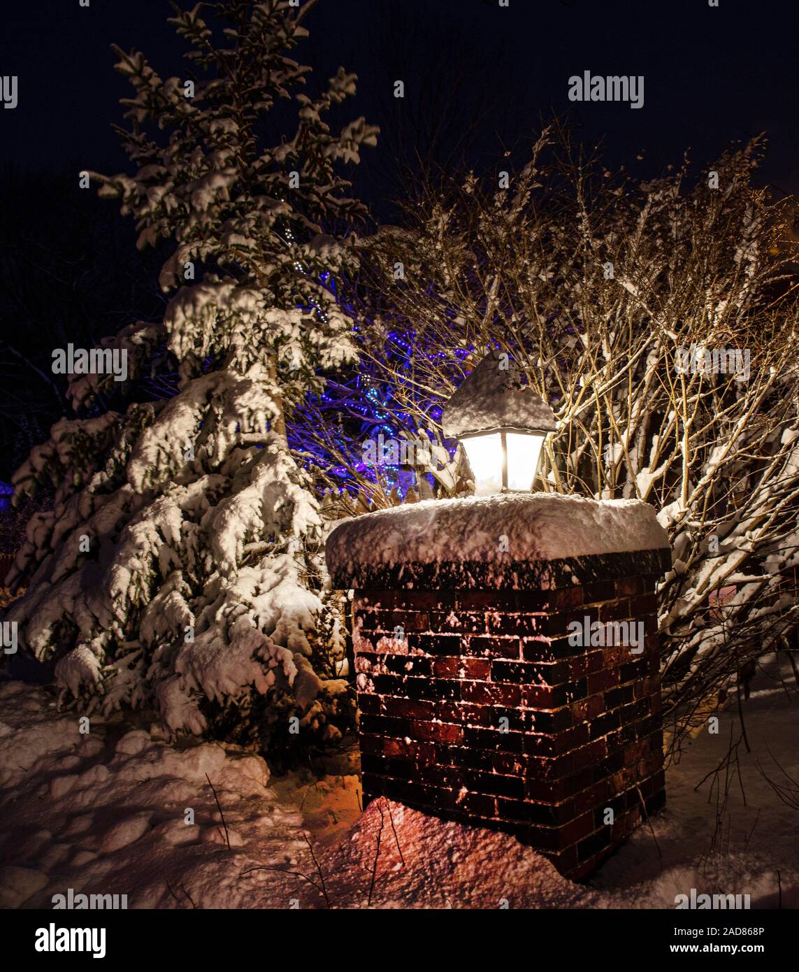 Christmas lamp post snow hi-res stock photography and images - Alamy