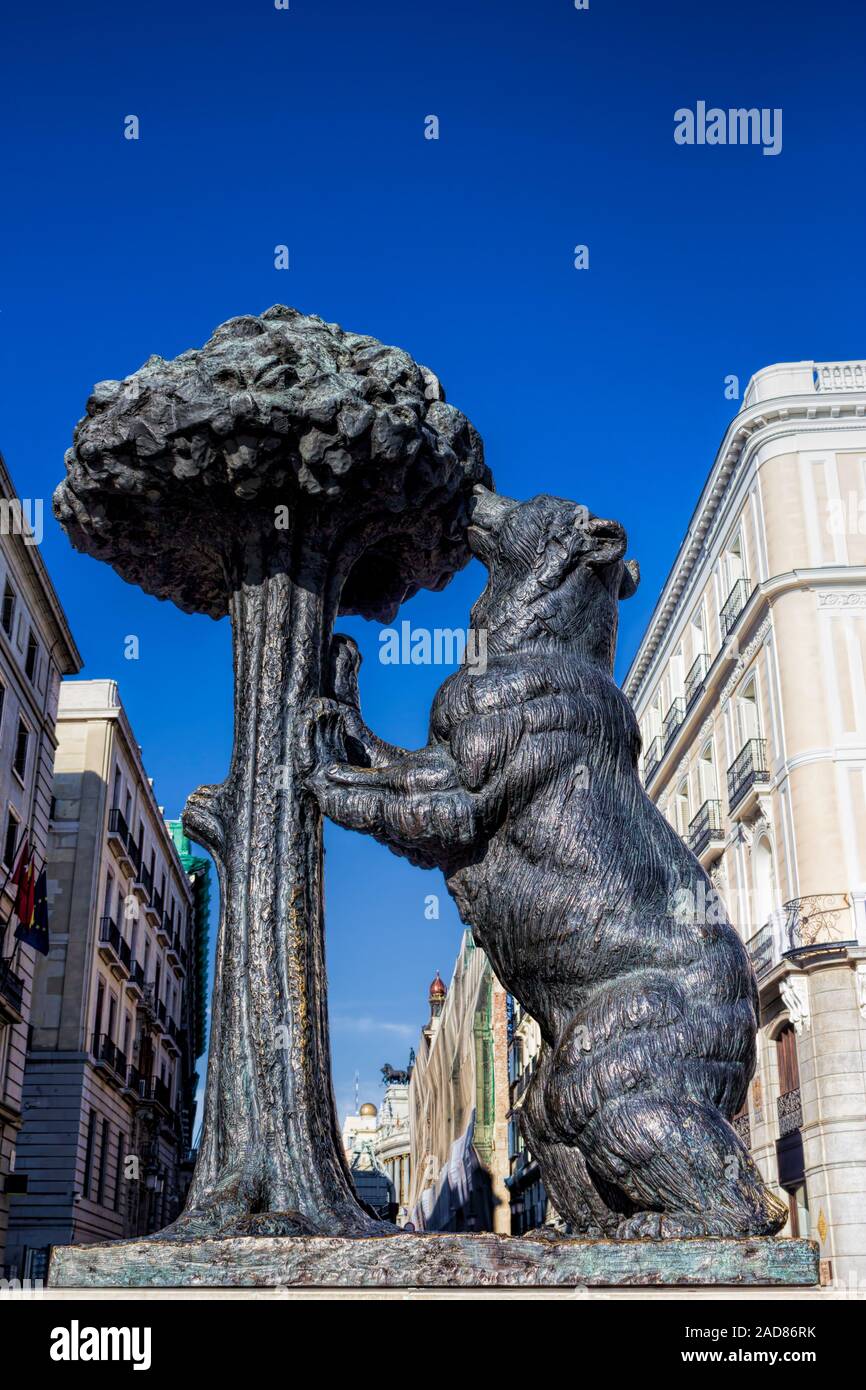 Madrid, bear with strawberry tree Stock Photo - Alamy