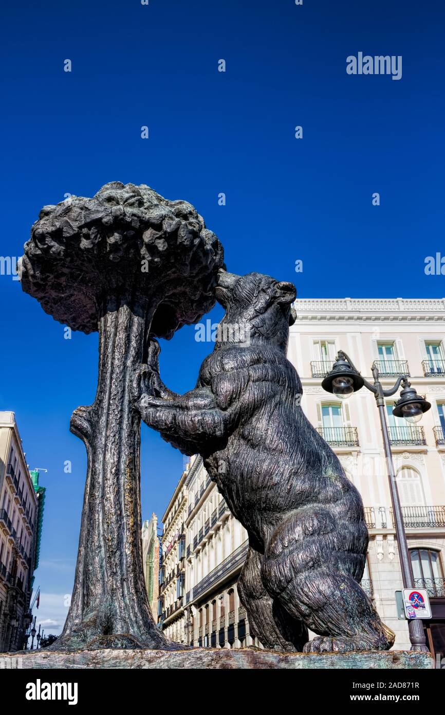 Landmark Madrid - Bear at the strawberry tree Stock Photo - Alamy