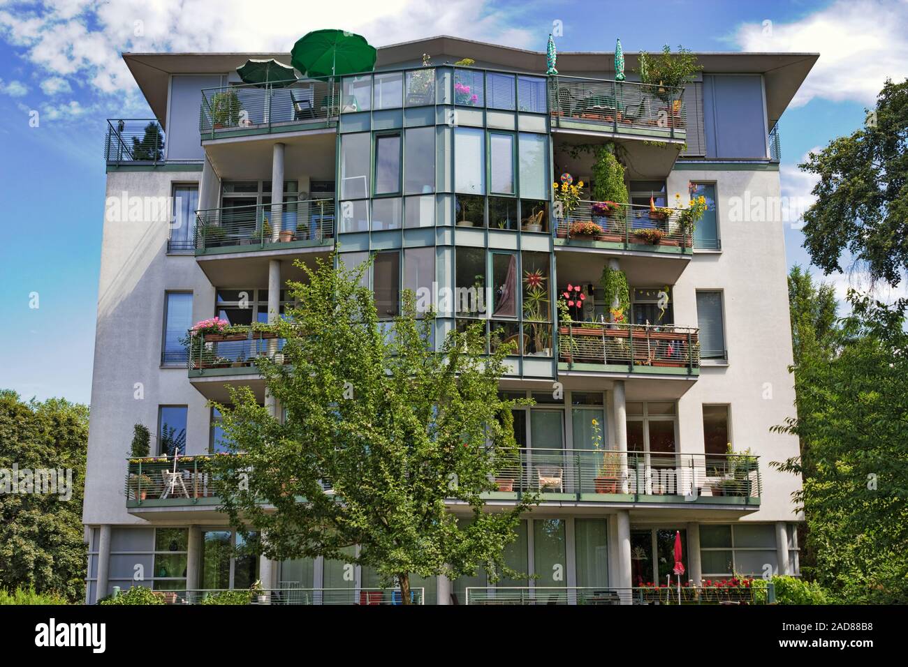 Berlin residential hi-res stock photography and images - Alamy