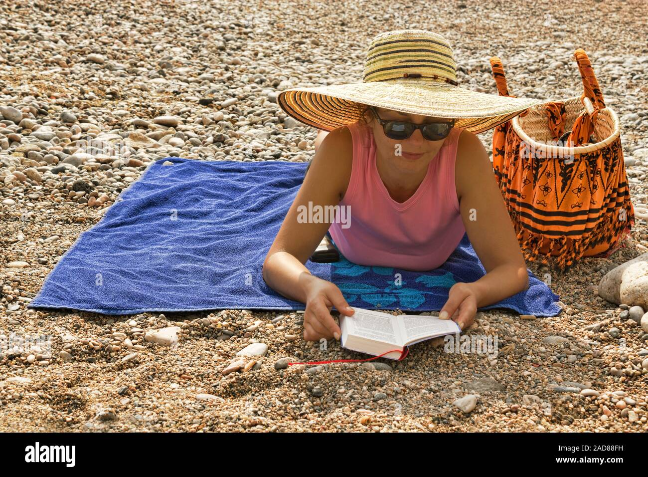 Reading on the beach hi-res stock photography and images - Alamy