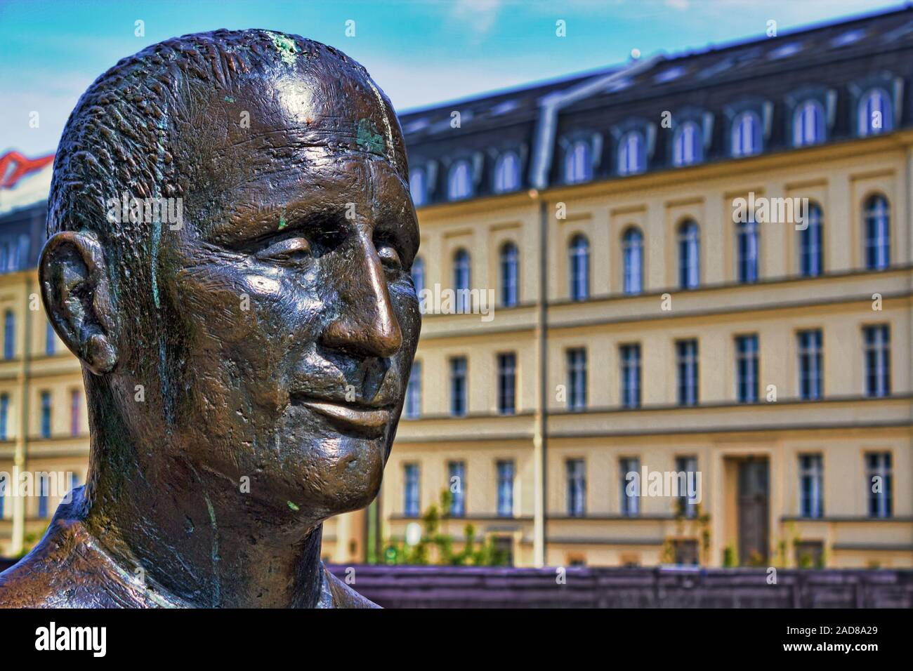 Bertolt brecht statue hi-res stock photography and images - Alamy