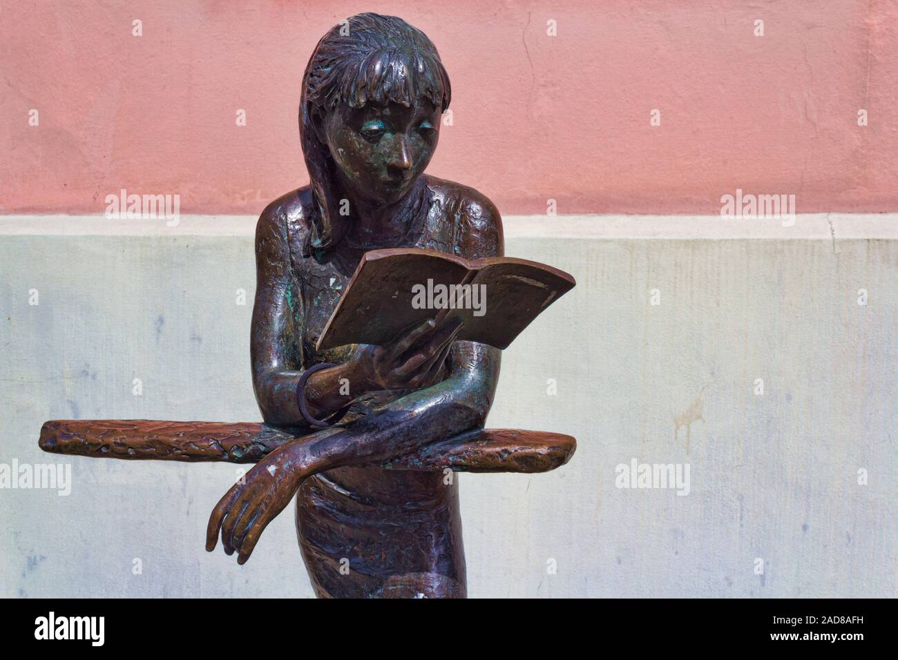Statue reading girl hi-res stock photography and images - Alamy