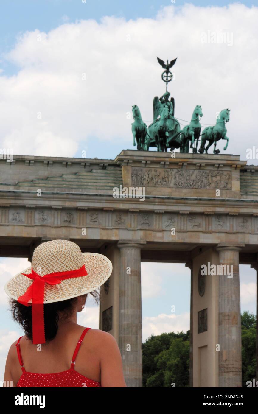 View of brandenburger gate and pariser platz hi-res stock photography ...