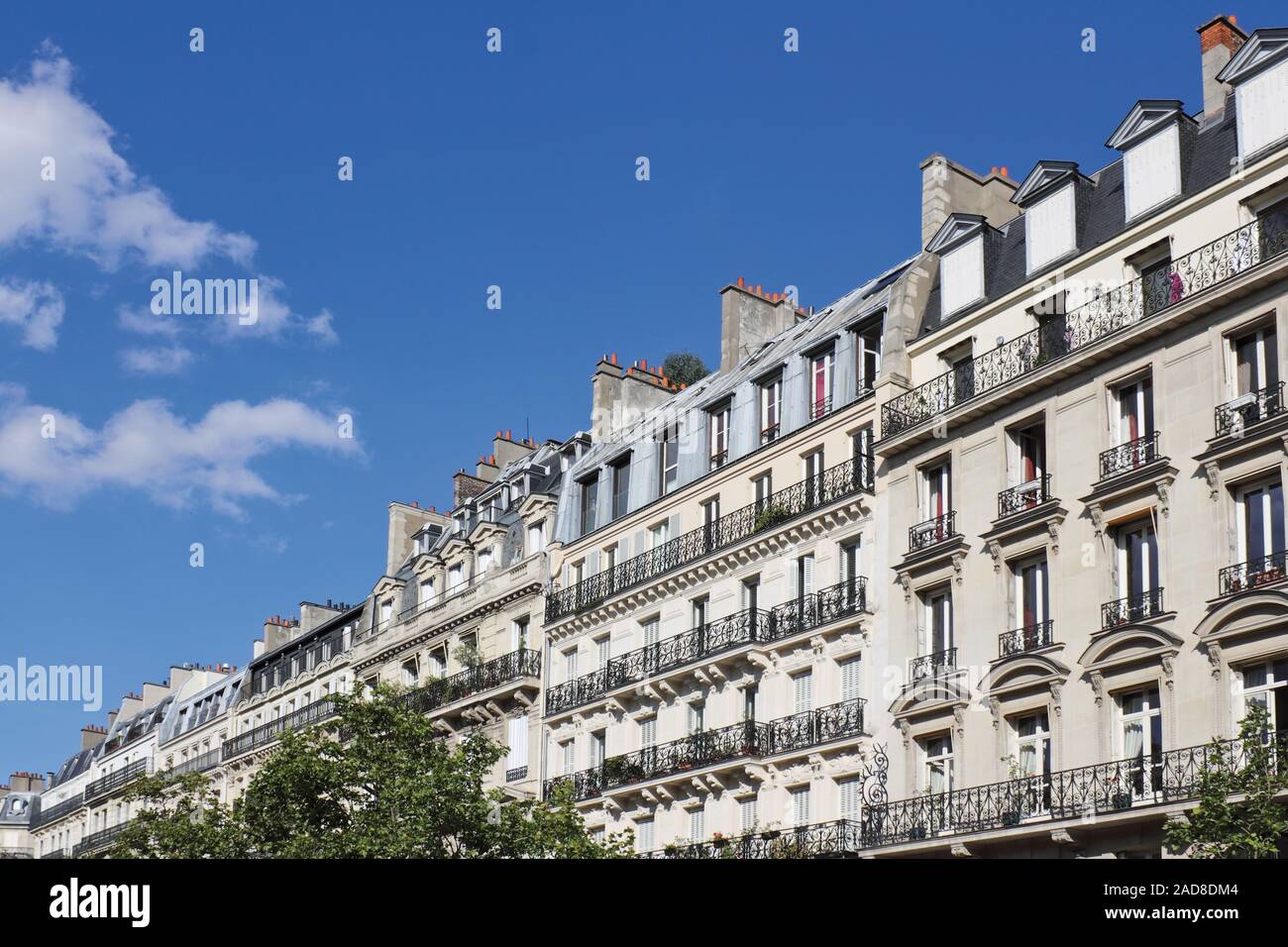 Houses in paris hi-res stock photography and images - Alamy