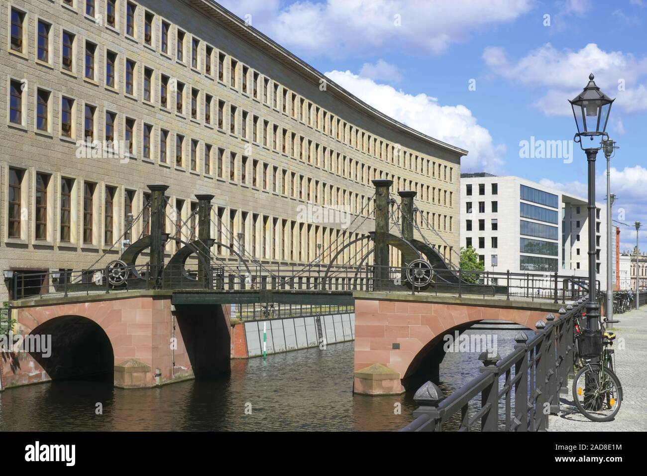 Office on river hi-res stock photography and images - Alamy