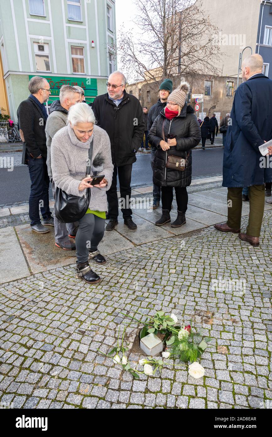 Verlegung des "Stolpersteins" durch den Kölner Künstler Gunter Demnig ...