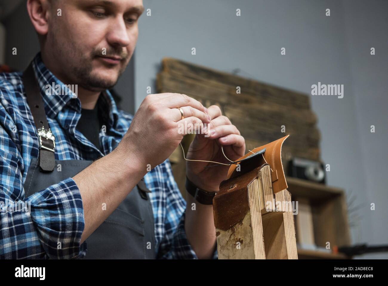 Master making leather wallet hi-res stock photography and images - Alamy