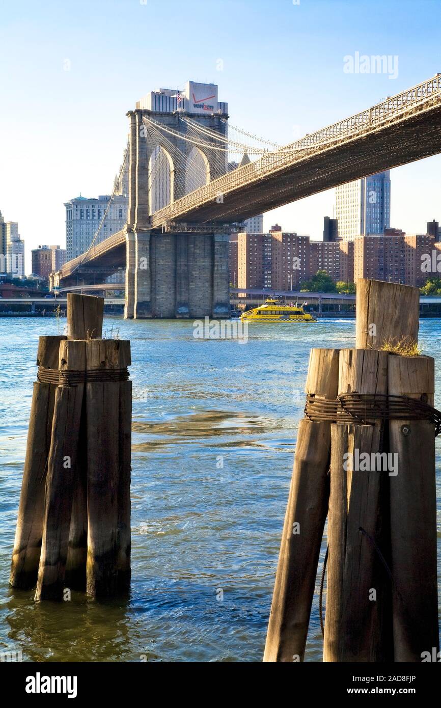 Brooklyn bridge leads lower manhattan hi-res stock photography and ...