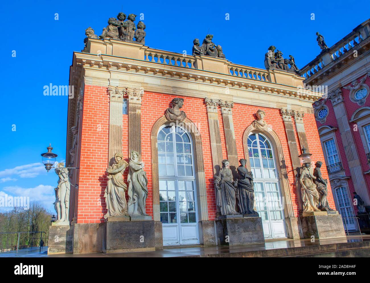 Renaissance statues of regal castle Stock Photo - Alamy