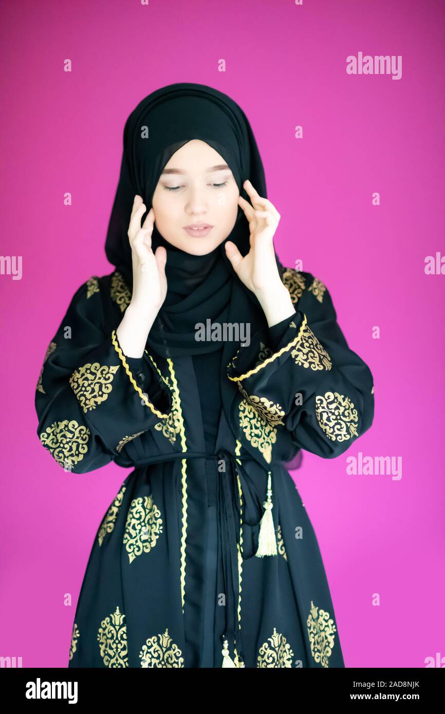 Muslum Woman With Hijab In Modern Dress Stock Photo Alamy