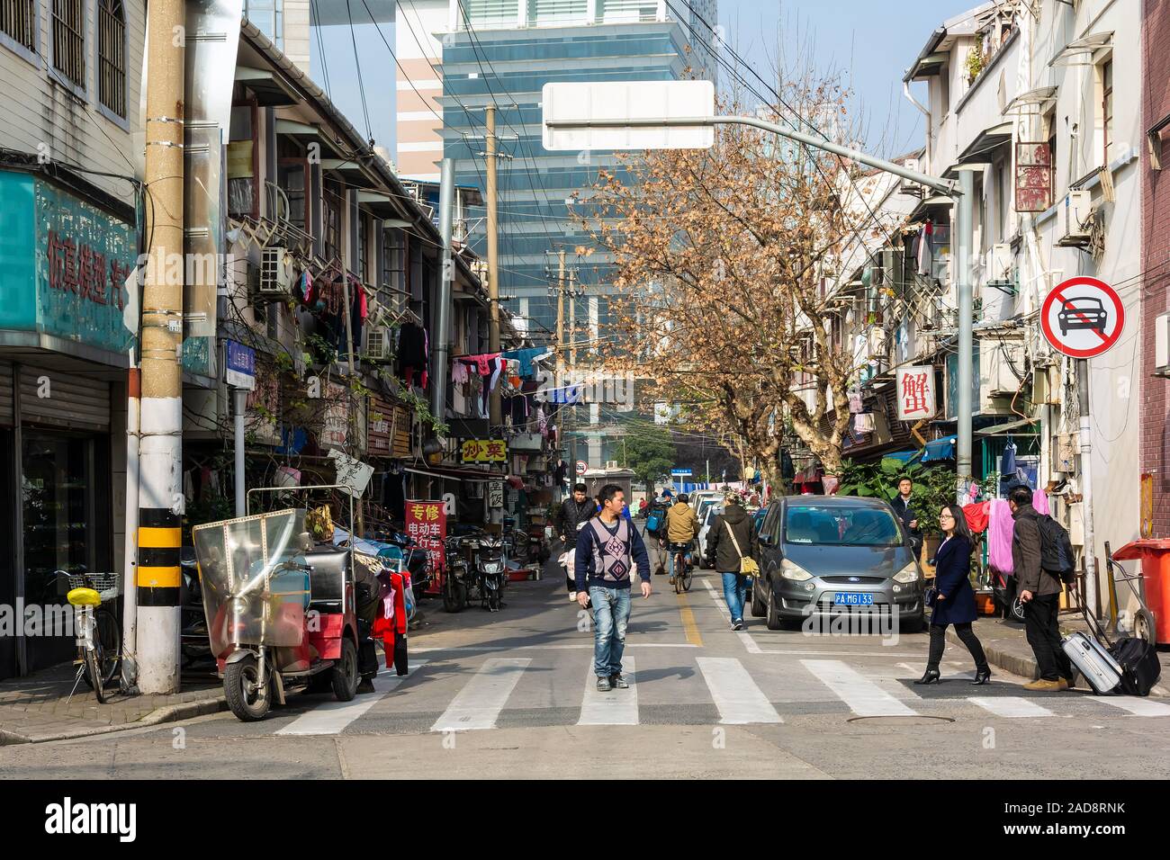 Living Scene on the Streets of Shanghai Stock Photo - Alamy