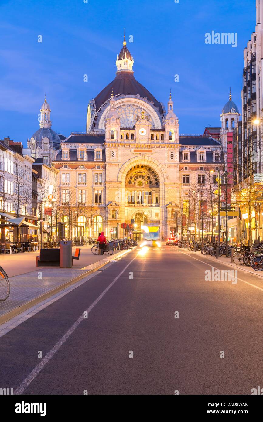 Antwerp station night hi-res stock photography and images - Alamy