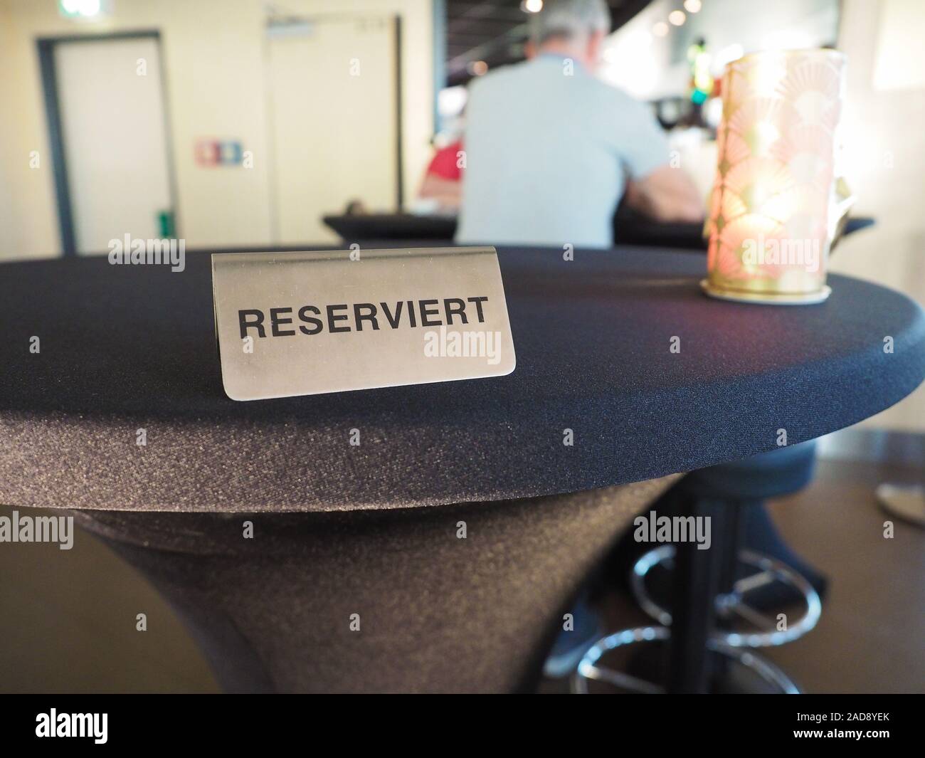 Reserviert (reserved) table sign Stock Photo - Alamy